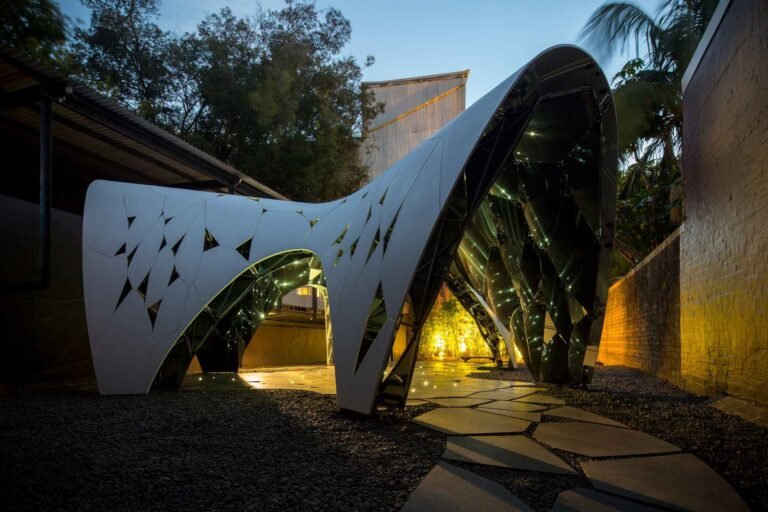 Reflective Artistry: The Captivating Use of Mirrored Panels in ...